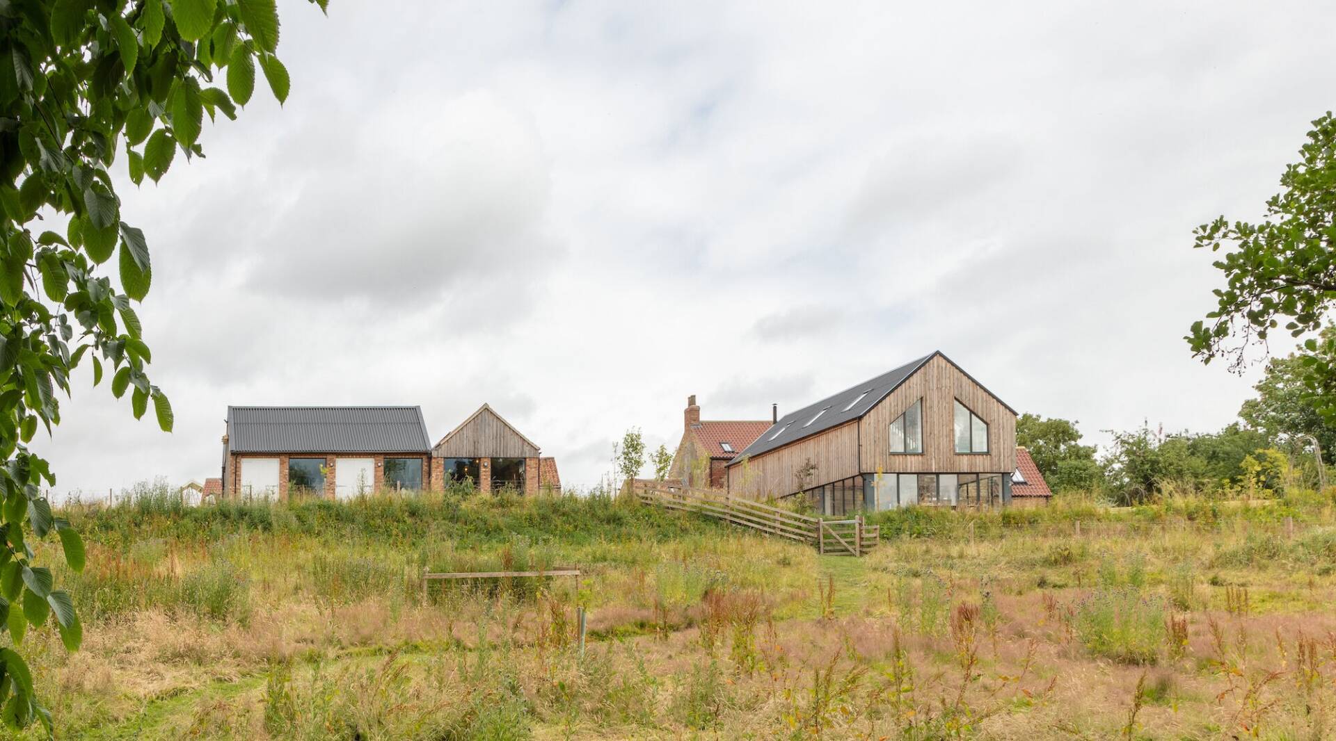 Nhà 1 tầng 1 lửng, thiết kế kính bao quanh tầng 1 để tương tác với ...